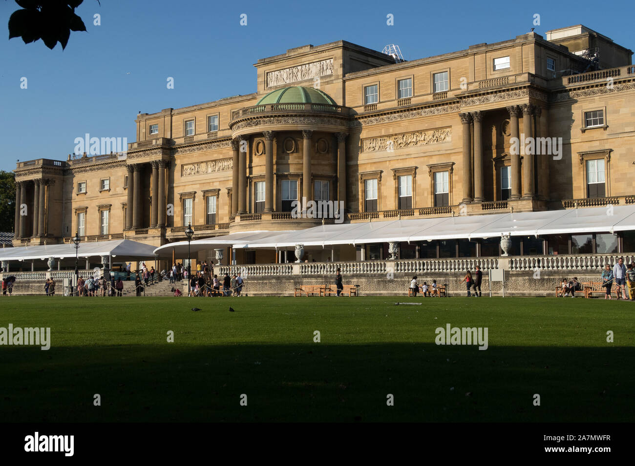 Back of buckingham palace hi-res stock photography and images - Alamy