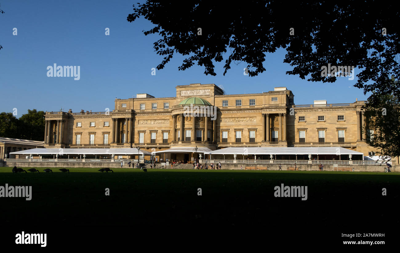 Back of buckingham palace hi-res stock photography and images - Alamy