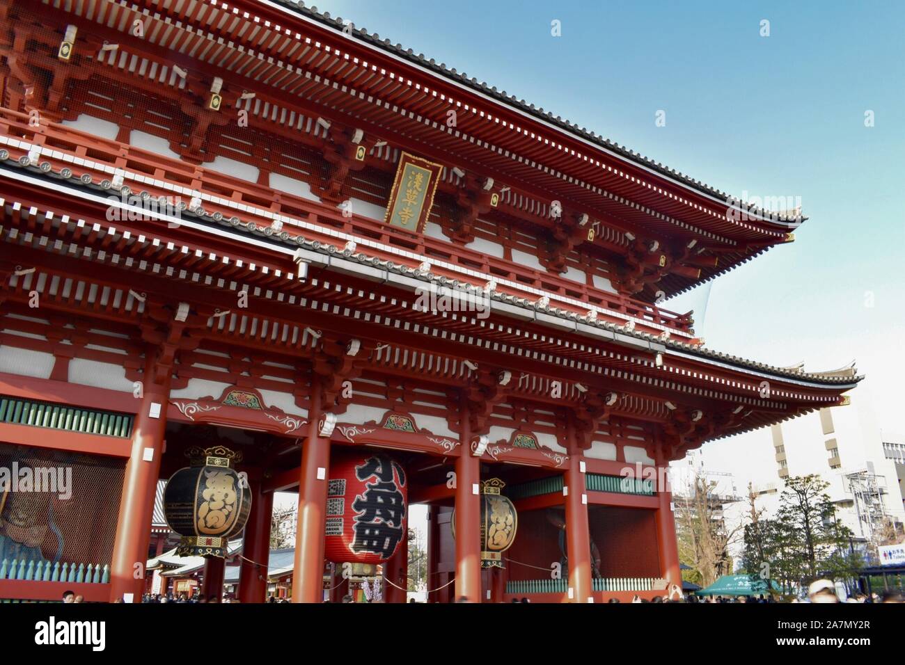 Kaminari mon - gate to the Sensó-ji temple with huge lantern chóchin ...