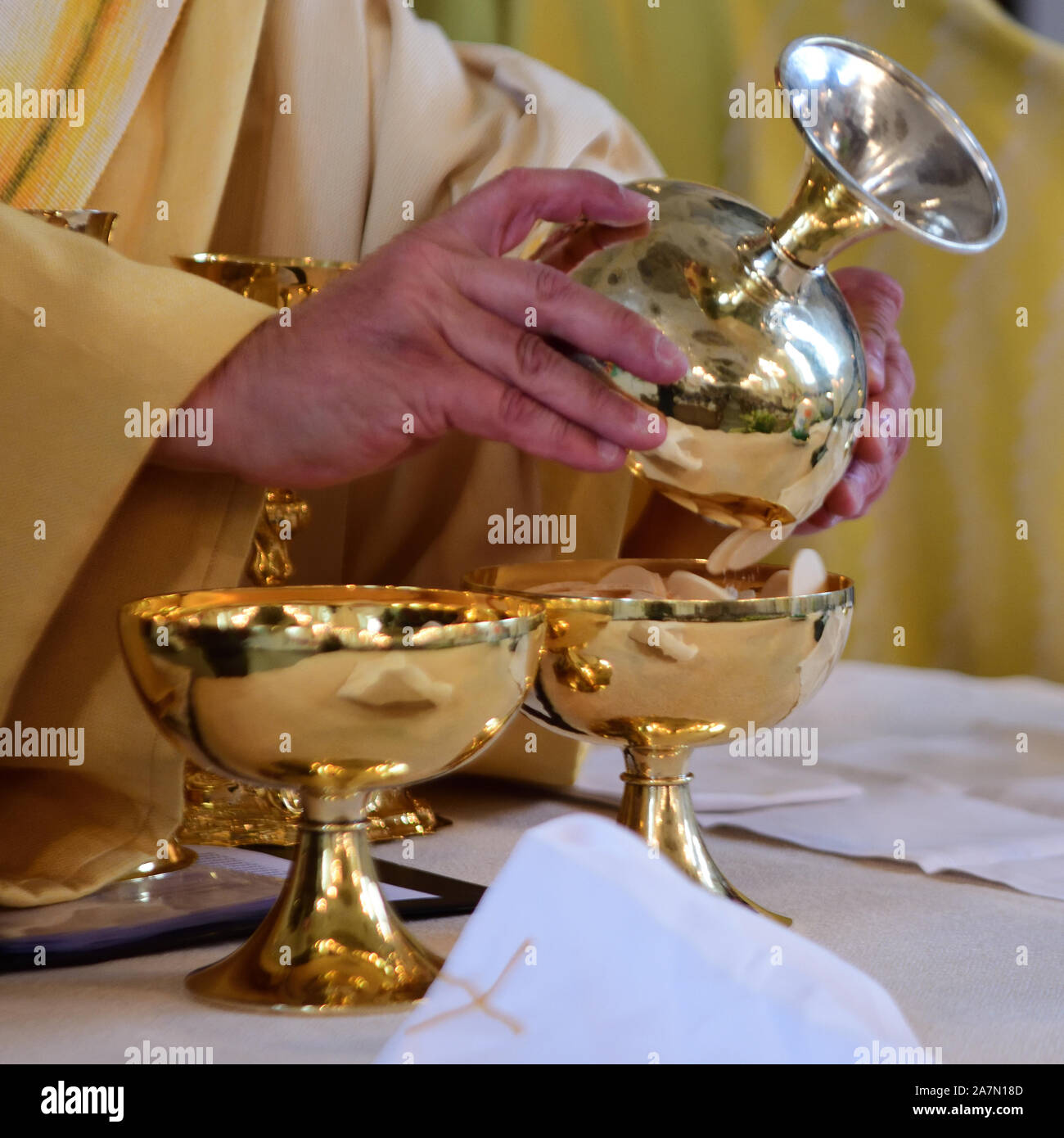Catholic priest altar hi-res stock photography and images - Alamy