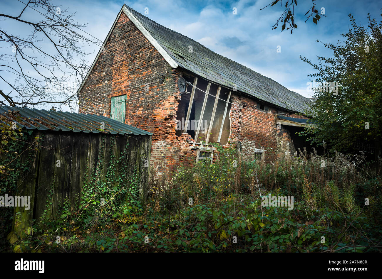 Old brick farm building hi-res stock photography and images - Alamy