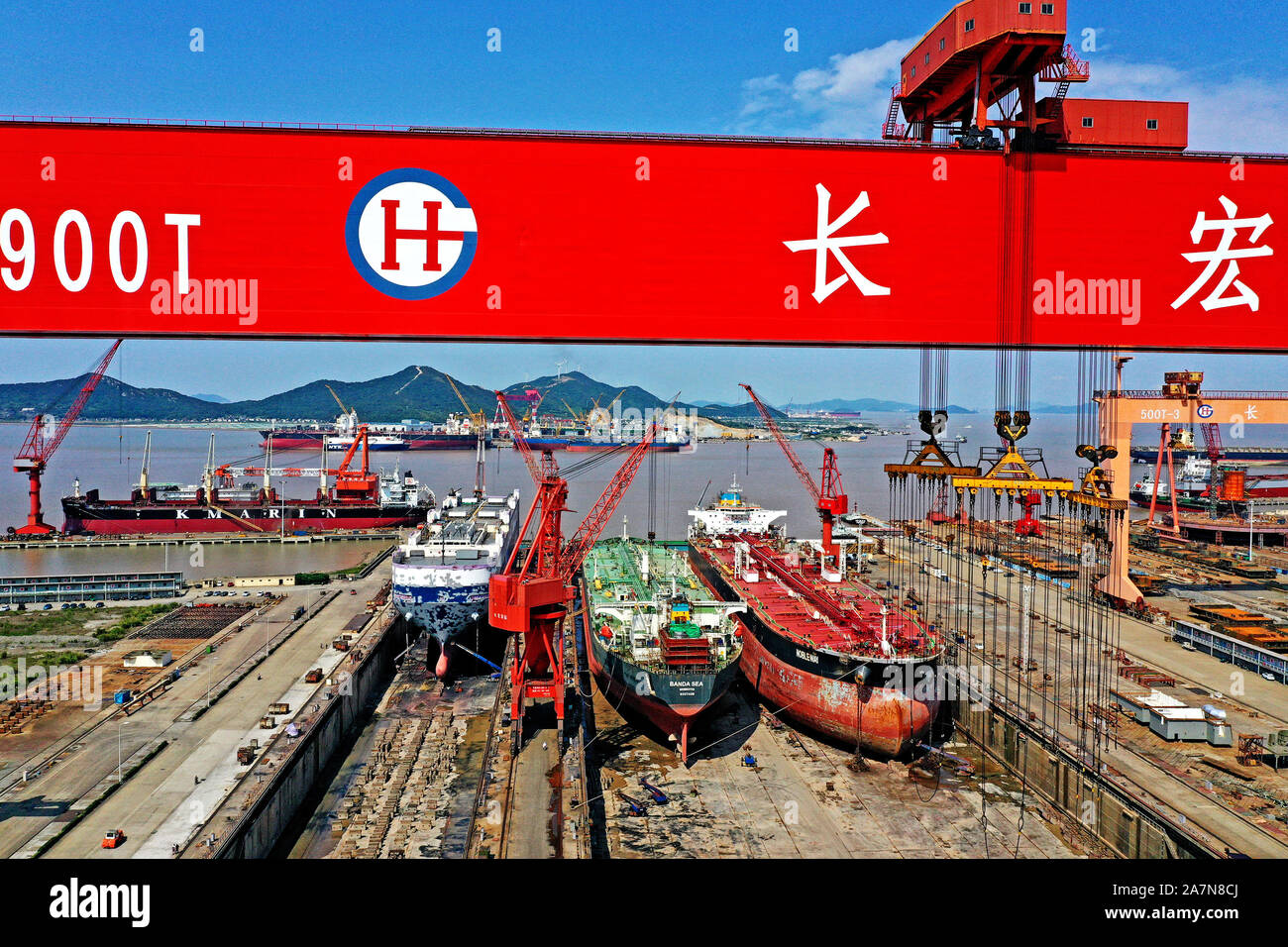 Chinese shipping industry workers hi-res stock photography and images ...