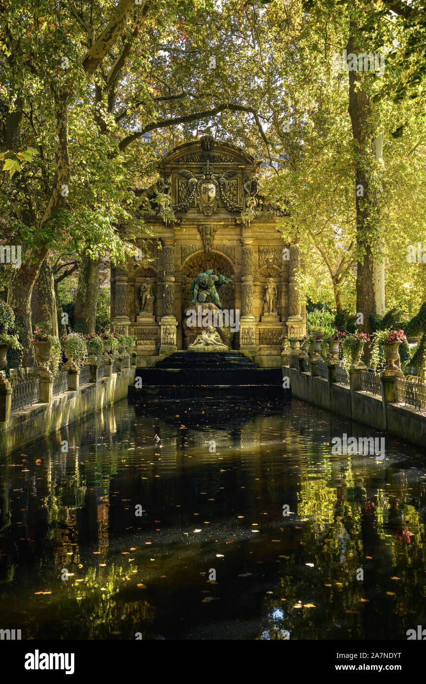 Medici fountain hi-res stock photography and images - Alamy