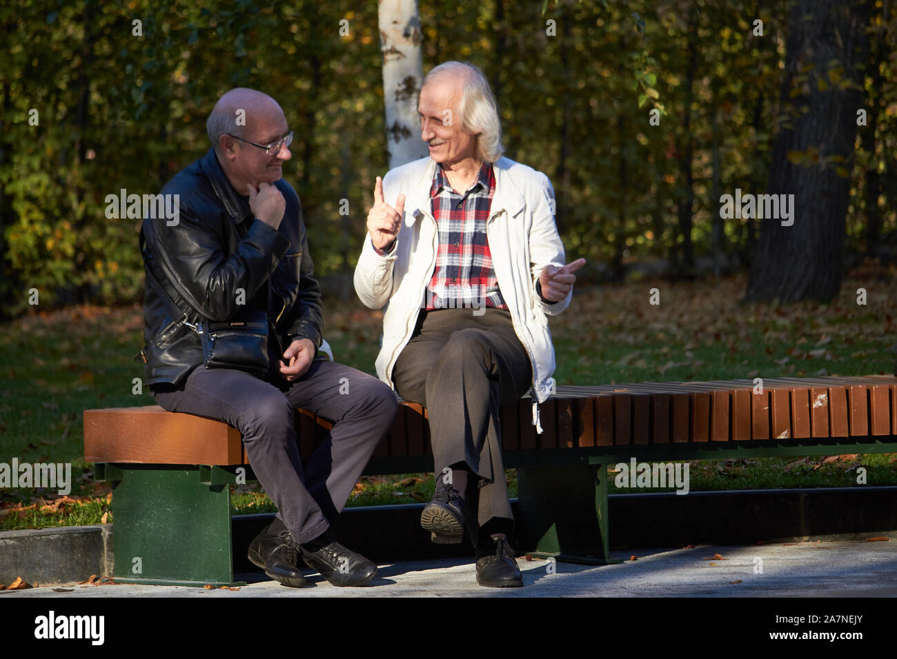 Two old men talking on a bench hi-res stock photography and images - Alamy
