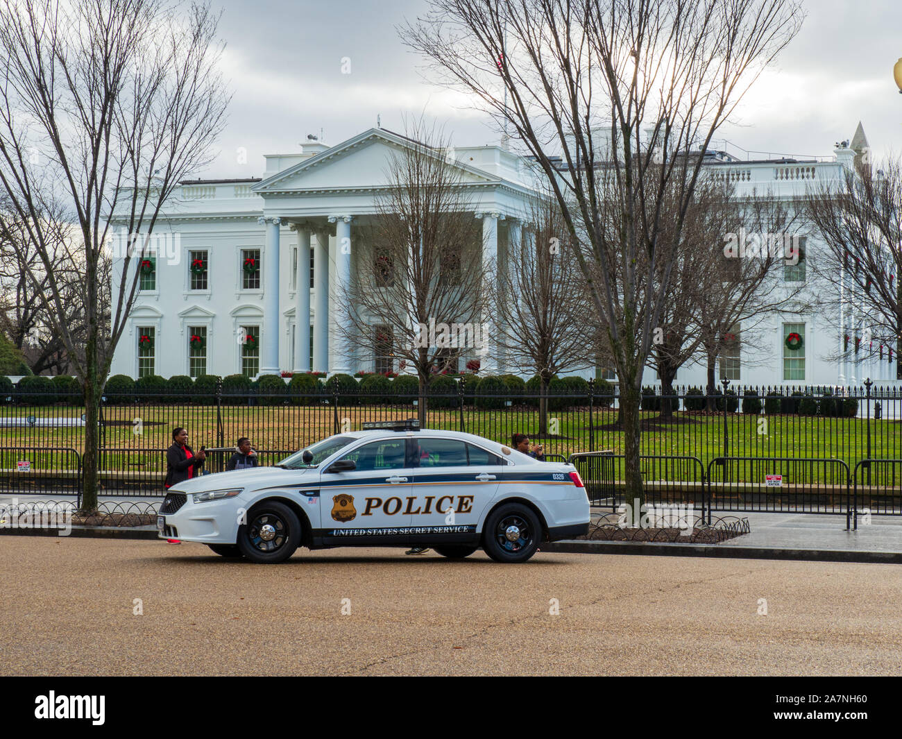 Police car and officers guarding gate of White House Stock Photo - Alamy