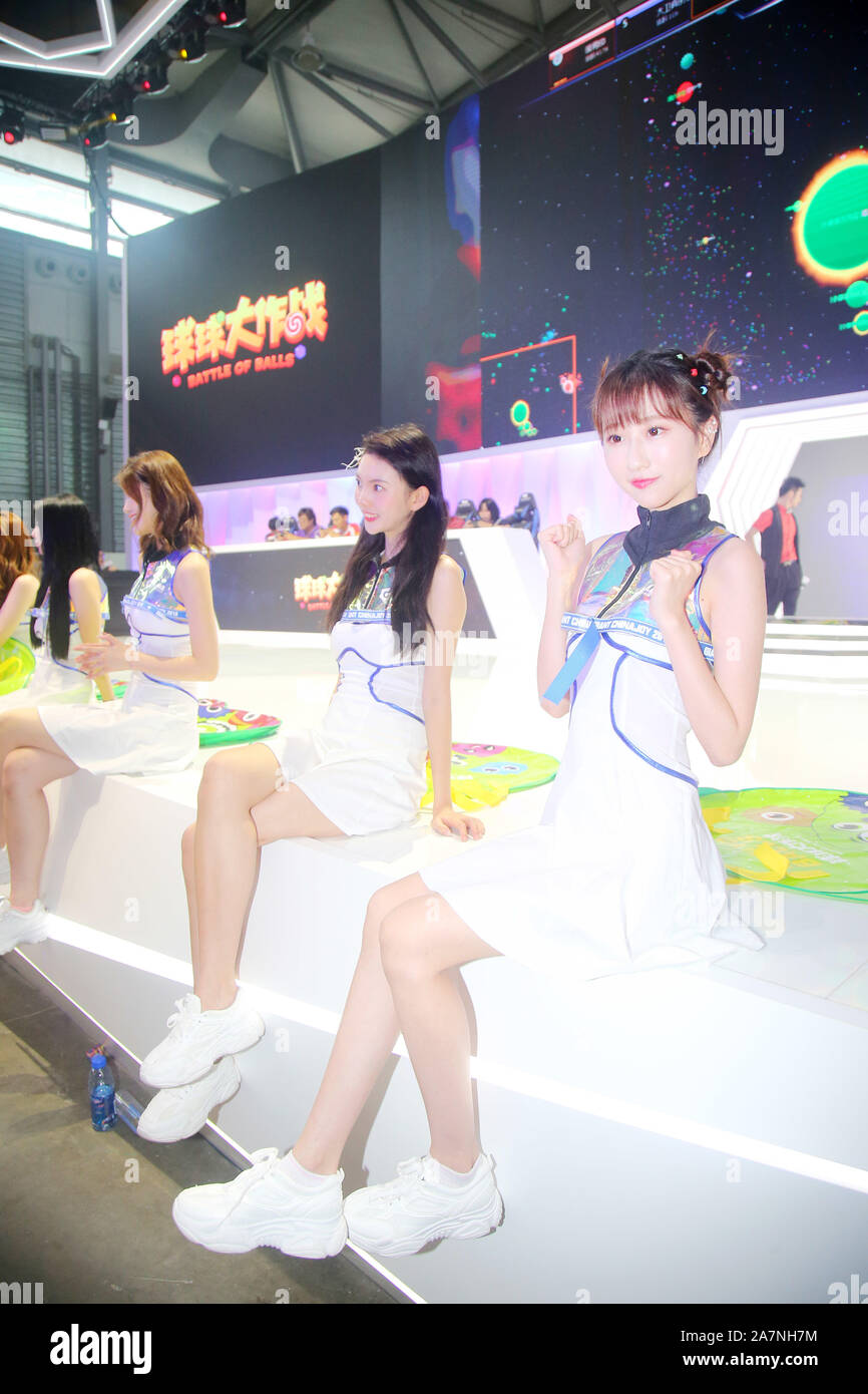 Chinese showgirls pose during the 17th China Digital Entertainment Expo ...
