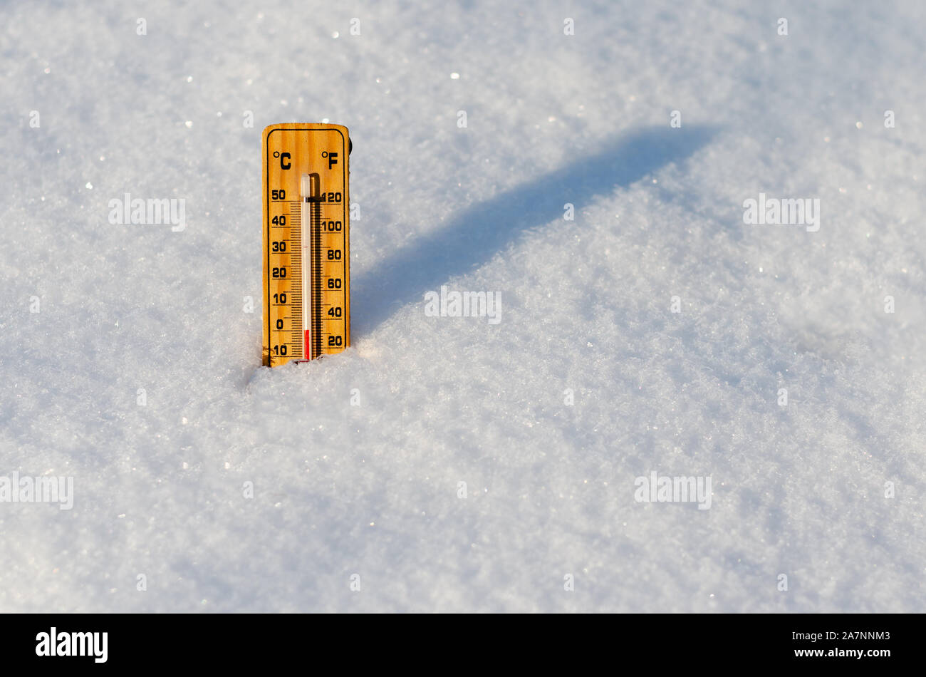 Wooden Thermometer in the snow with freezing temperatures Stock Photo ...