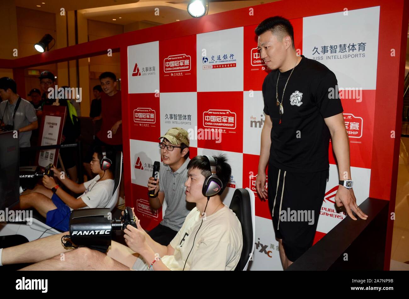 Li Gen, the standing one, and Dong Hanlin, front sitting one, Chinese ...