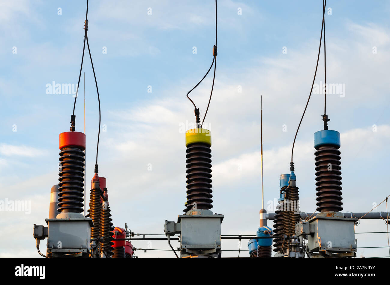 High voltage electrical distribution station with electrical power ...