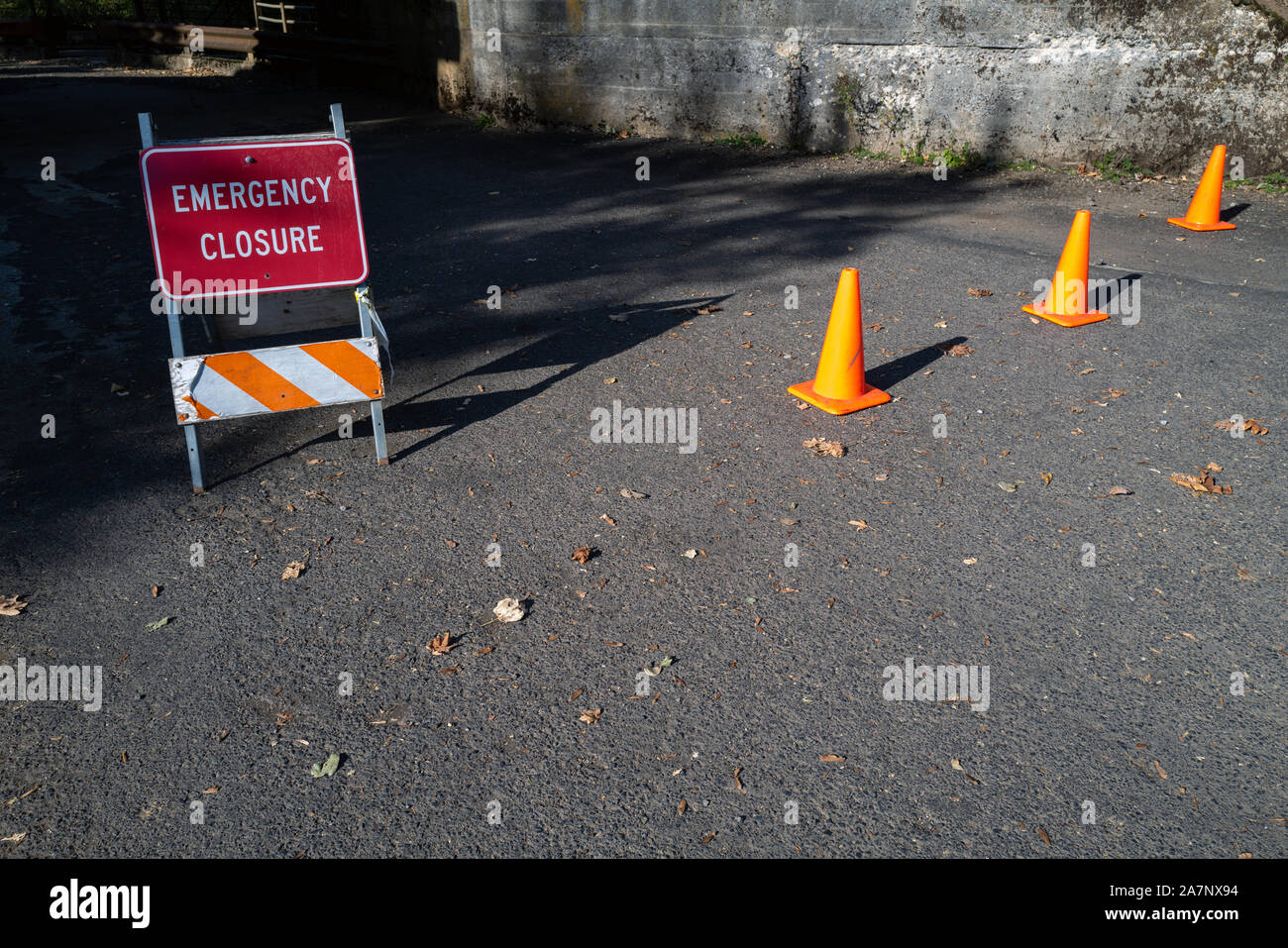 Emergency closure road sign and traffic cones Stock Photo - Alamy
