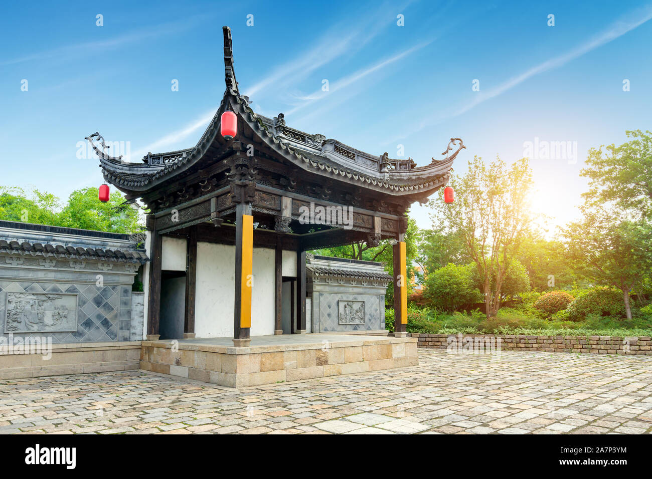 Ancient chinese roof edge hi-res stock photography and images - Alamy