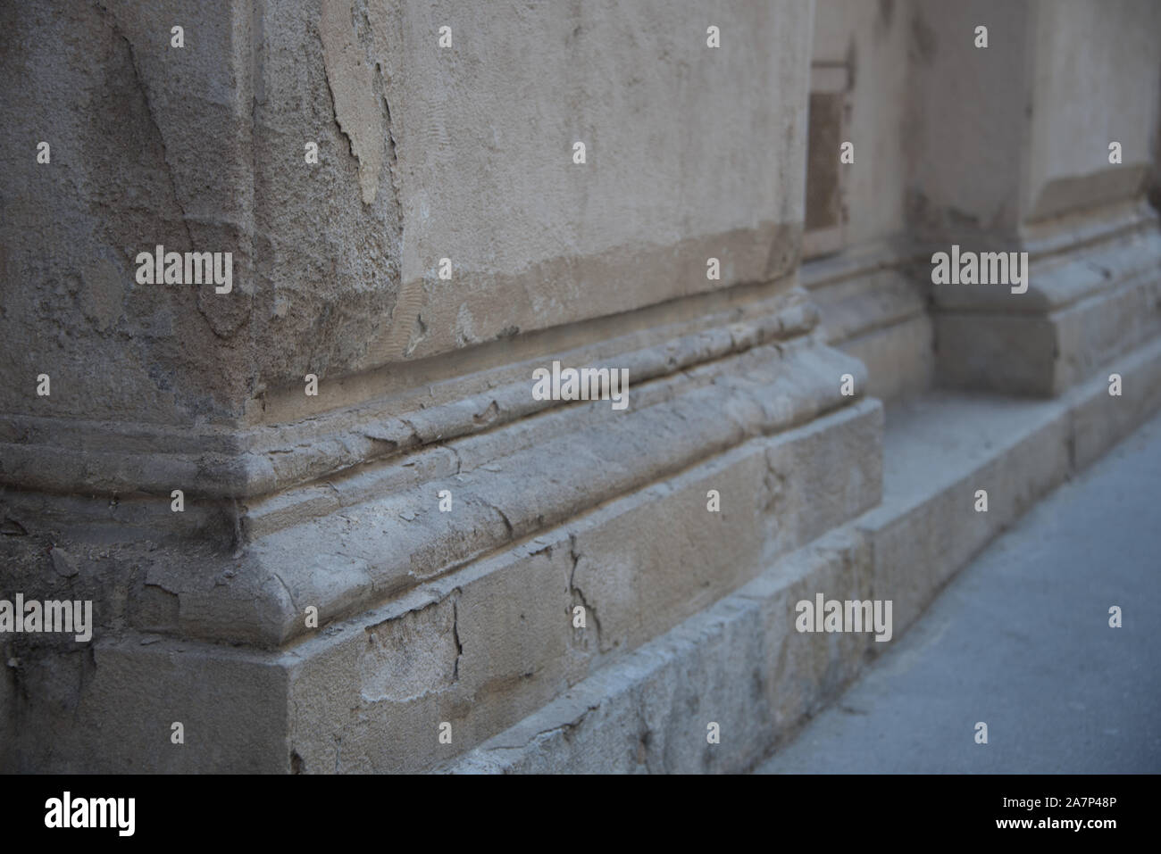 Deteriorating Column on building Stock Photo - Alamy