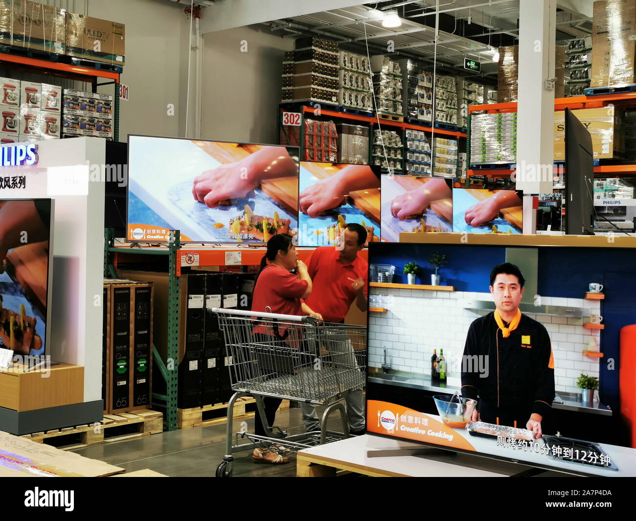 Costco employee hi-res stock photography and images - Alamy