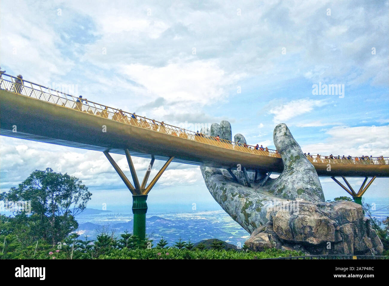 Golden bridge vietnam ba na hills hi-res stock photography and images ...
