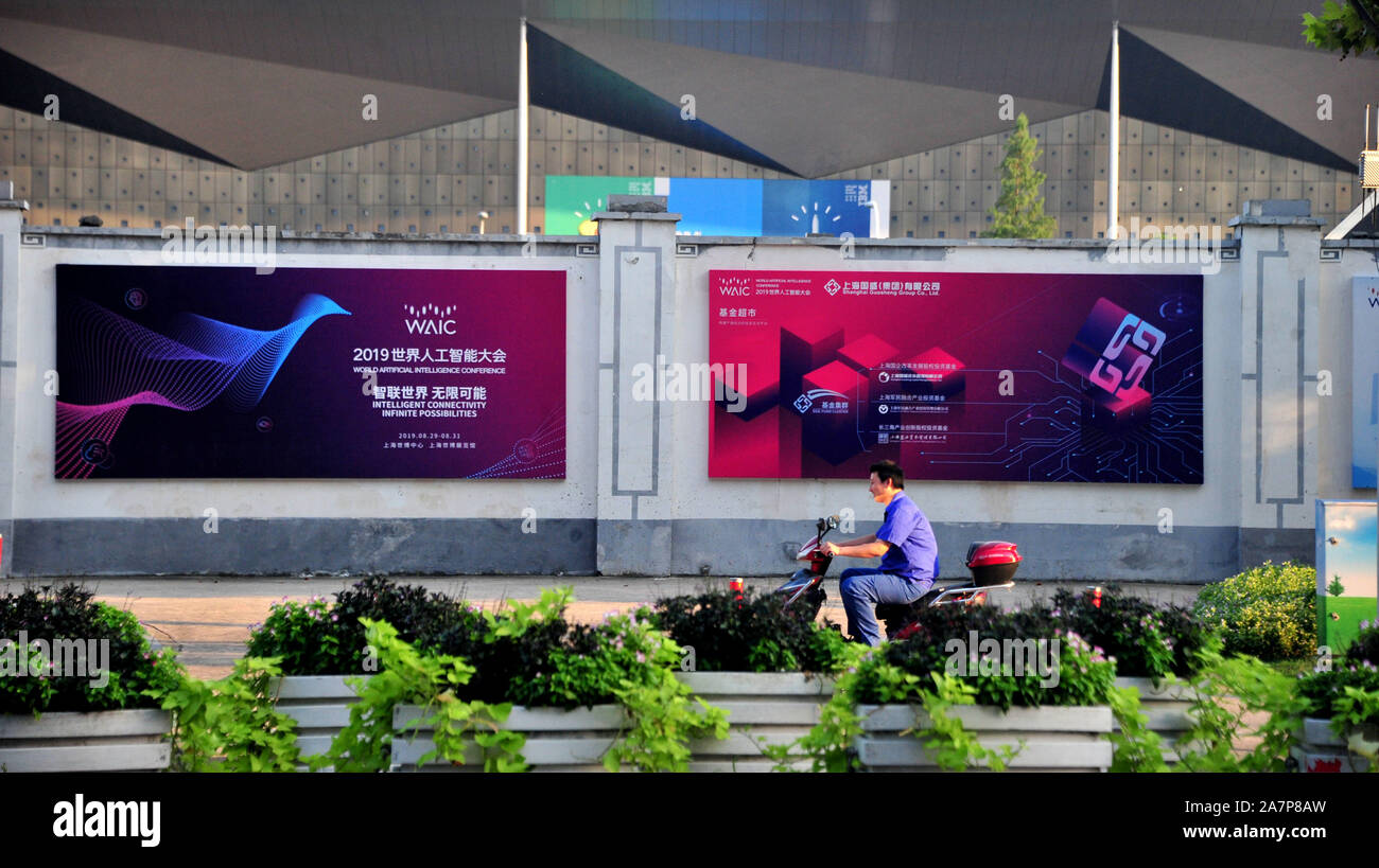 Chinese workers prepare for 2019 World Artificial Intelligence ...