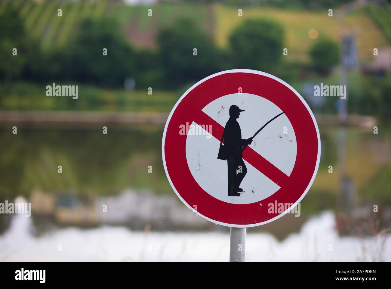 No fishing sign symbol lake hi-res stock photography and images - Alamy