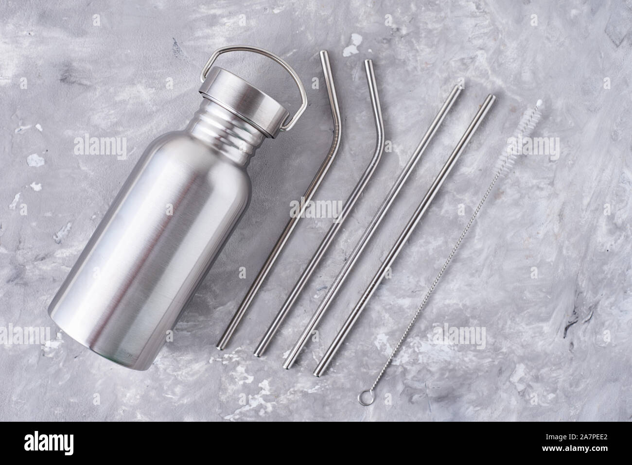 Reusable plastic free items on gray background. Top view of aluminun ...