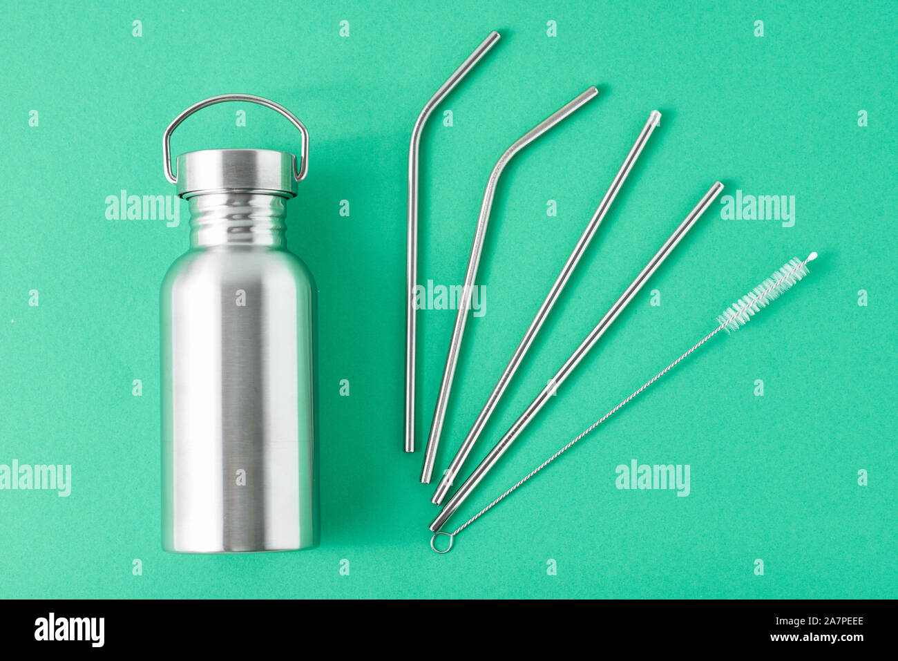 Reusable plastic free items on green background. Top view of aluminun ...