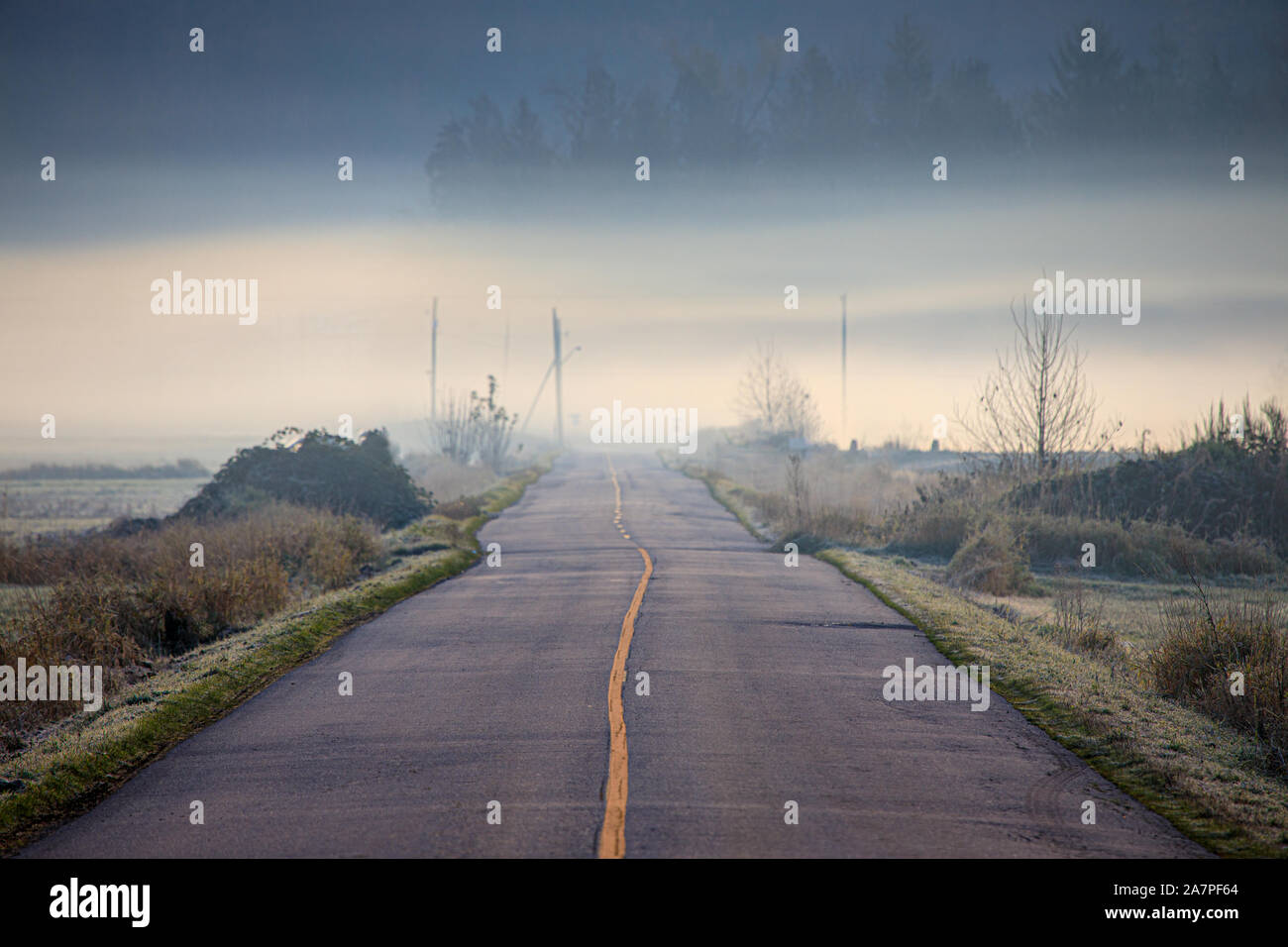 Empty road ahead hi-res stock photography and images - Alamy