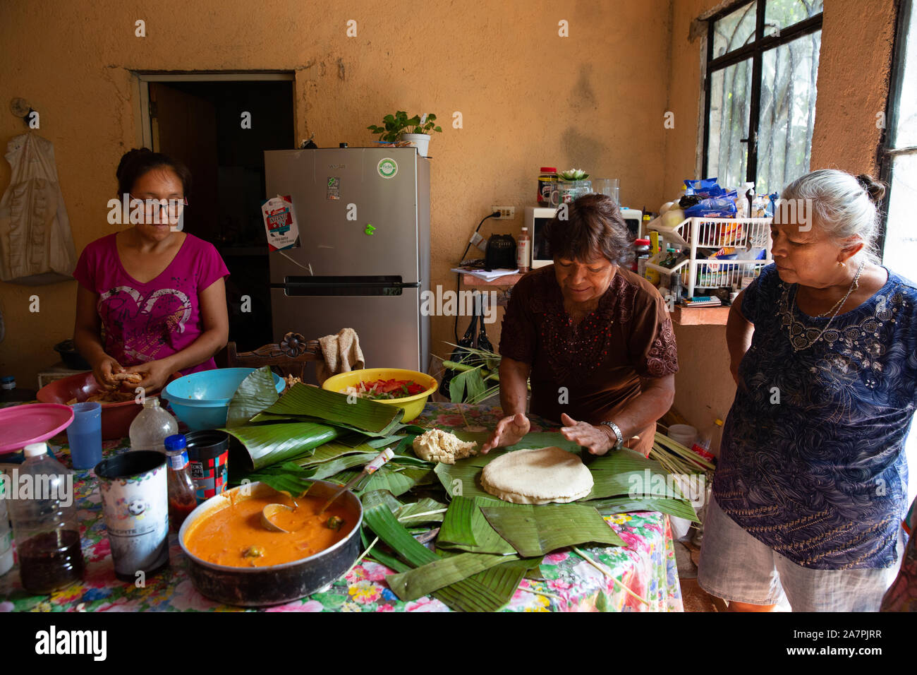 Mukbil chicken hi-res stock photography and images - Alamy