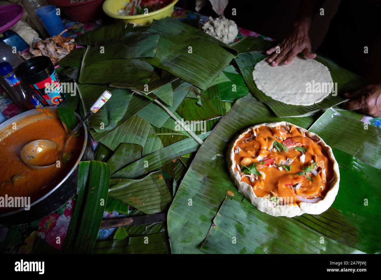 Mukbil chicken hi-res stock photography and images - Alamy