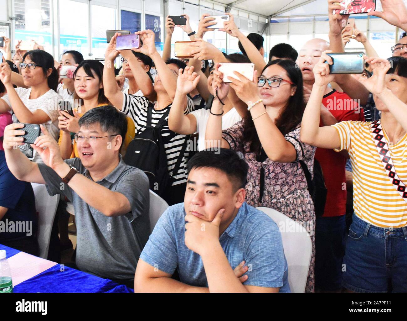 Parents accompany their children to participate into Chinese self ...