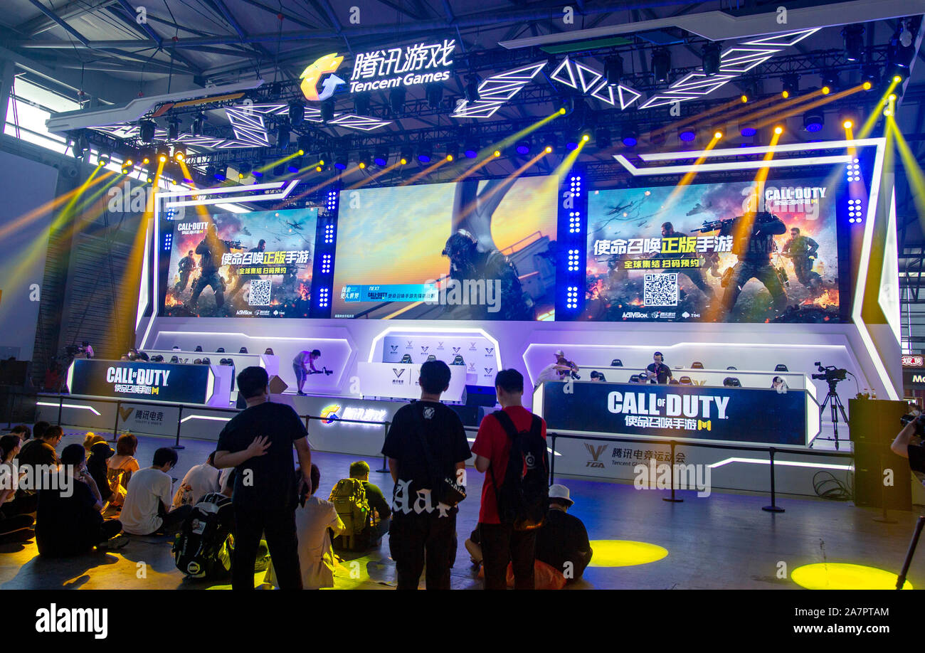 --FILE--People visit the stand of Tencent Games during the 17th China ...