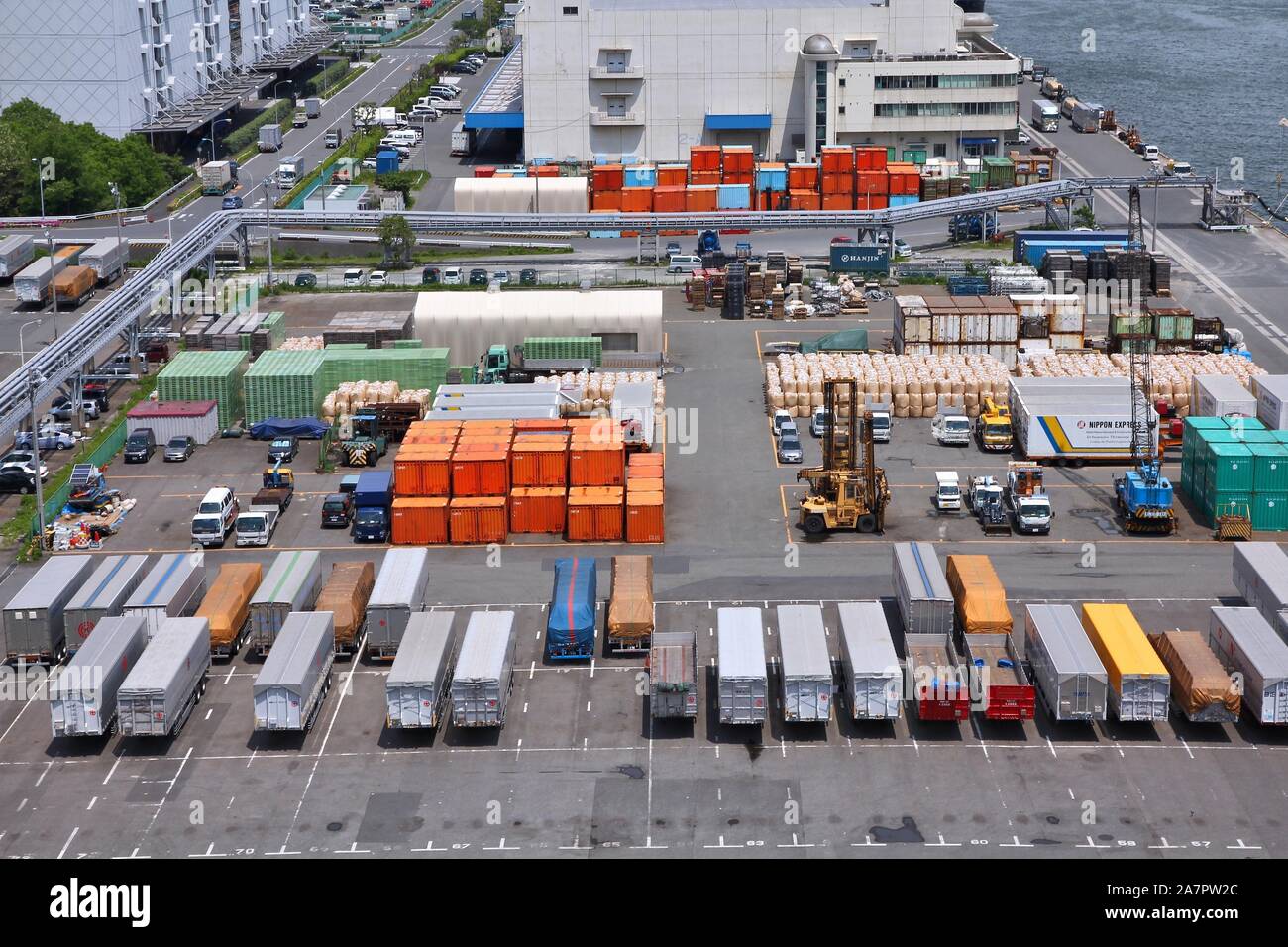 Container ship in tokyo bay hi-res stock photography and images - Alamy