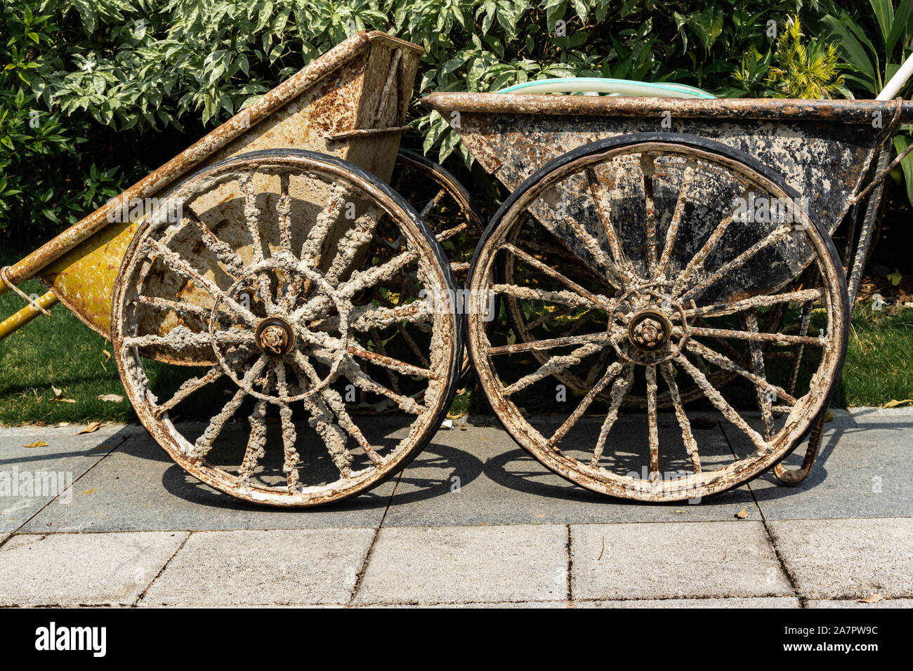Chinese wheelbarrow hi-res stock photography and images - Alamy