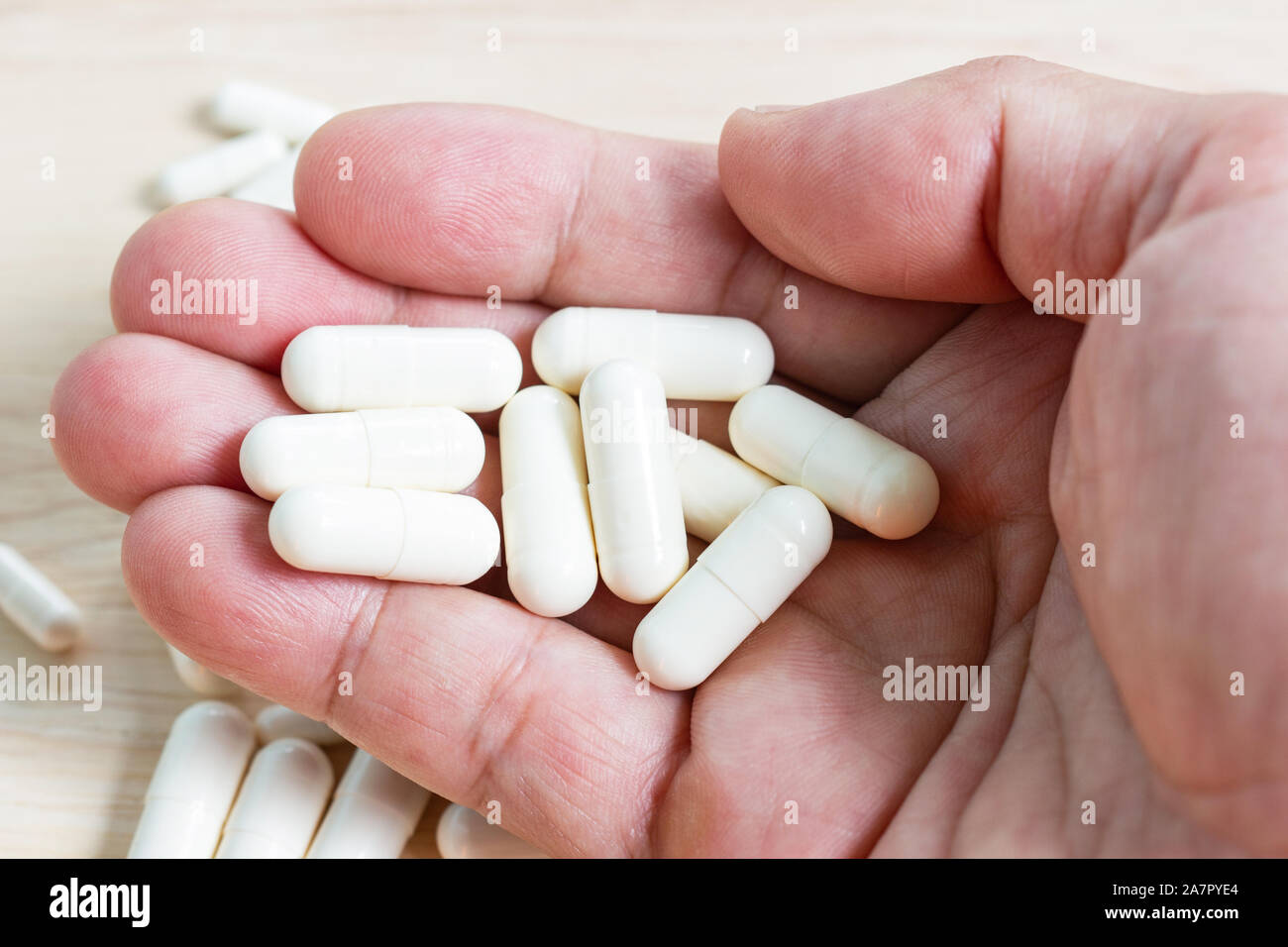 Capsules in hand hi-res stock photography and images - Alamy
