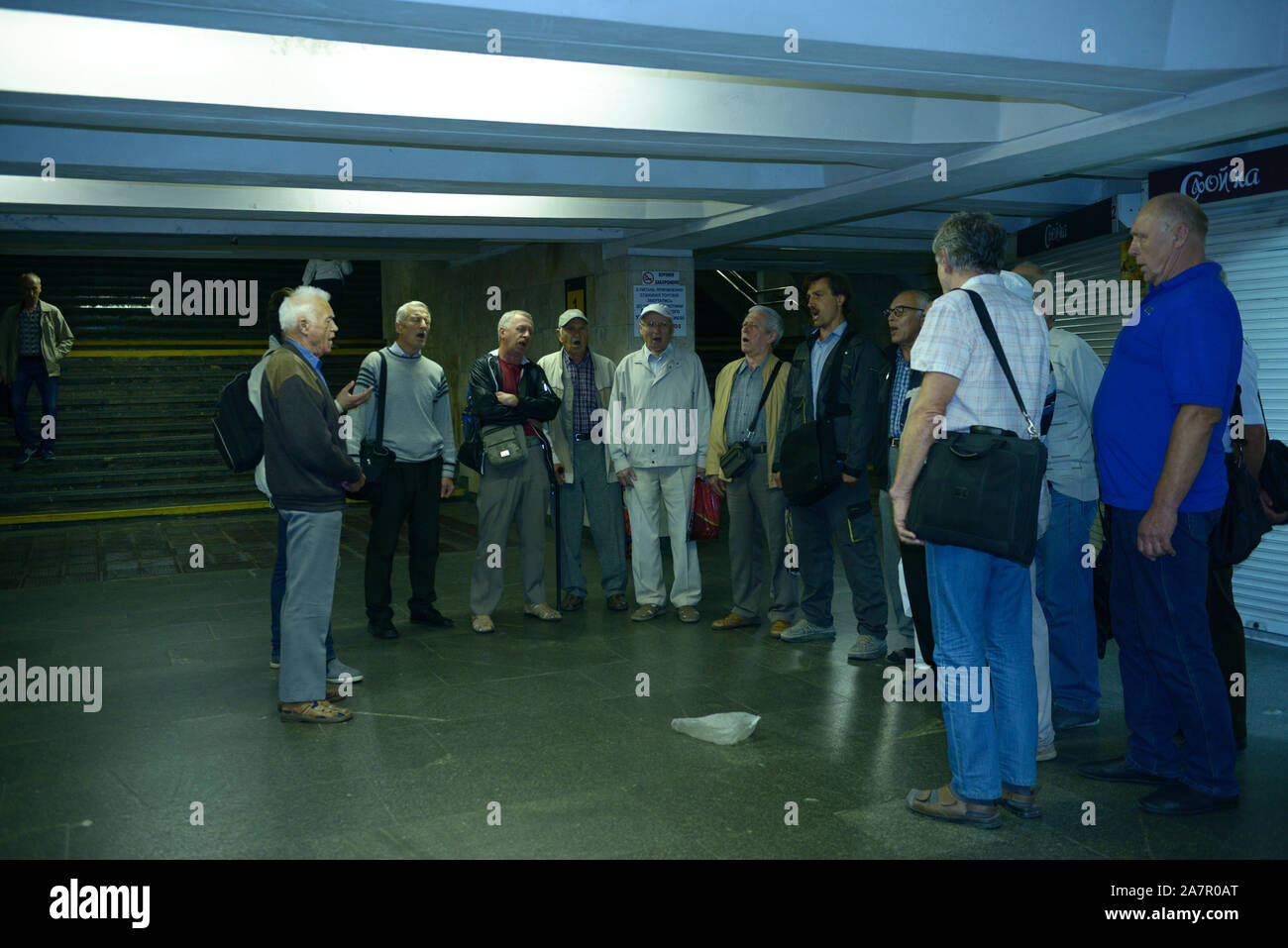 Group of men singing hi-res stock photography and images - Alamy