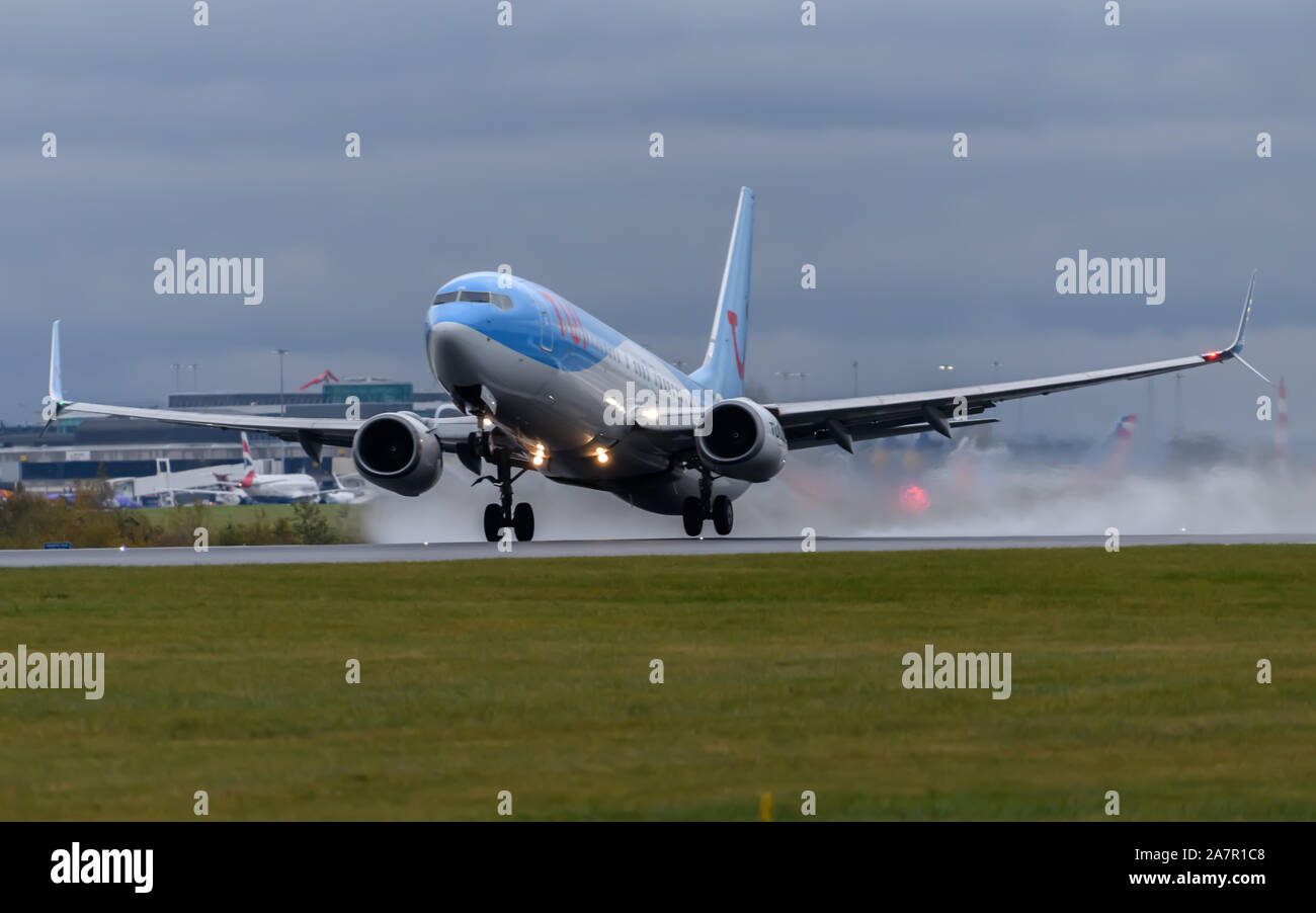 TUI Airline Boeing 737 departing Manchester Airport in the wet Stock ...