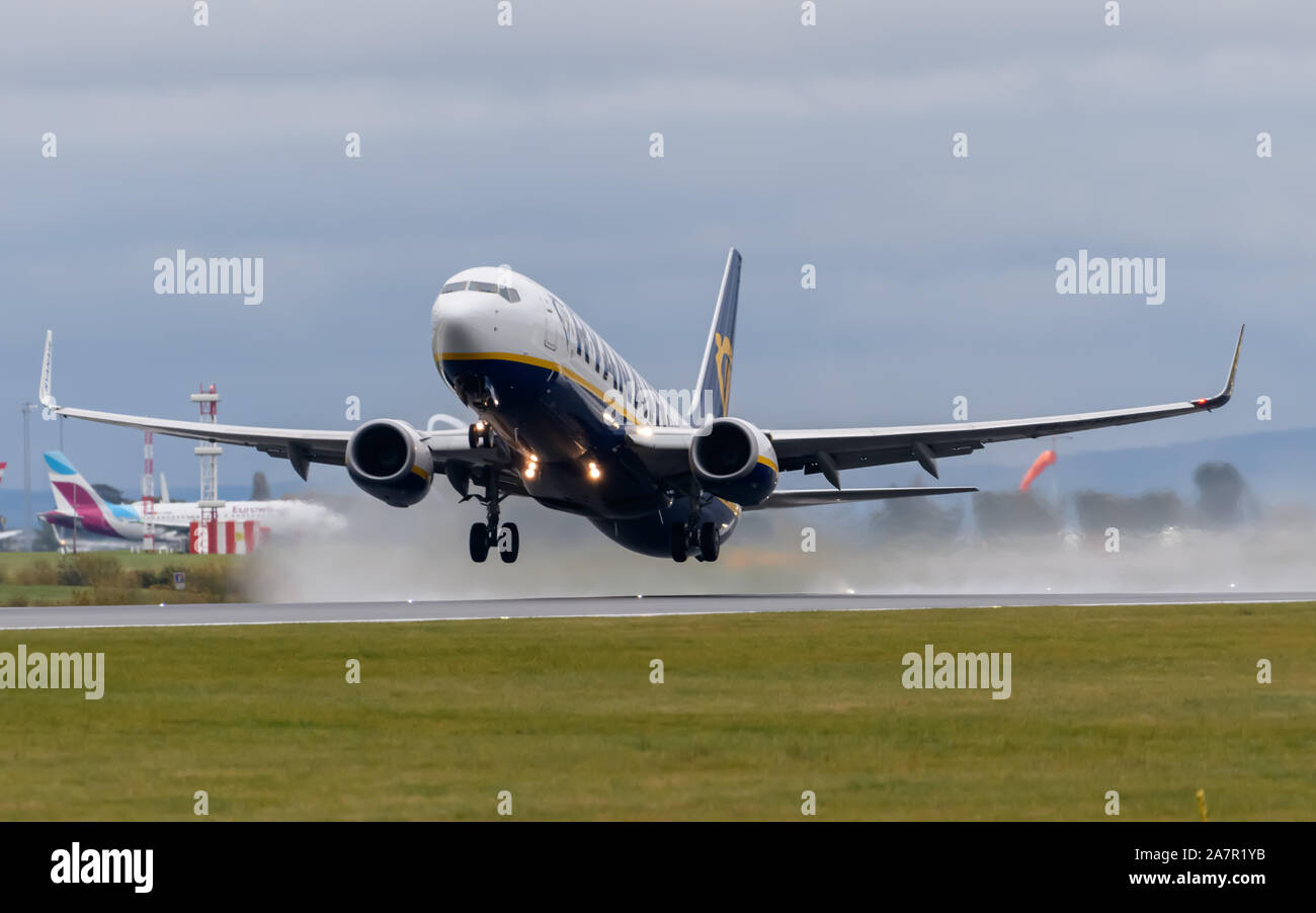 Ryanair Boeing B737 Departing Manchester Airport in the rain Stock ...