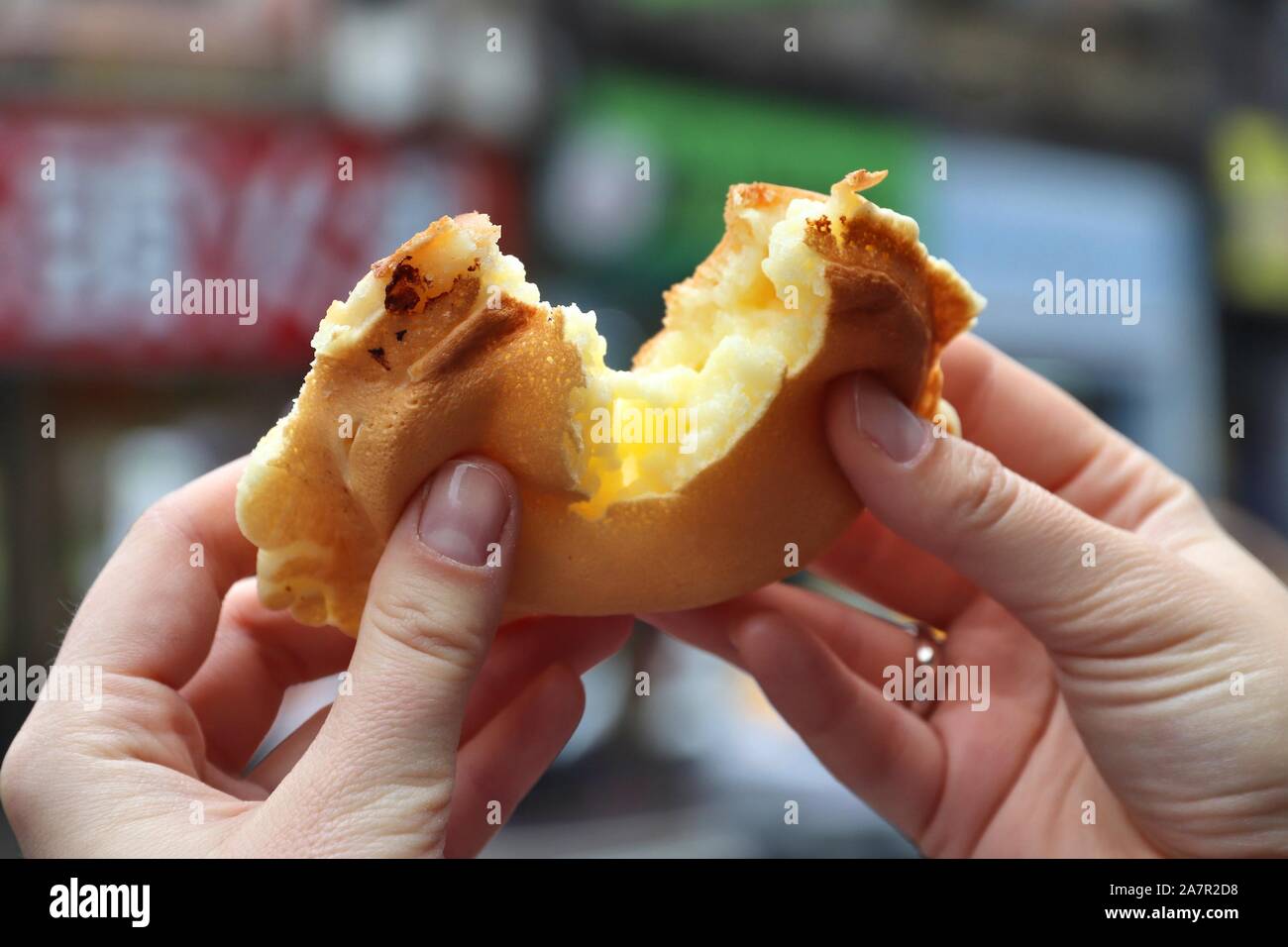 Taiwan street food in Keelung. Custard wheel sweet cake Stock Photo - Alamy