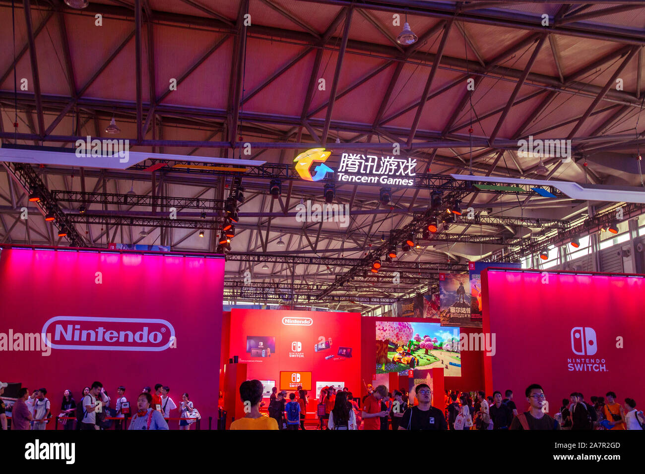 --FILE--People visit the stand of Tencent Games during the 17th China ...