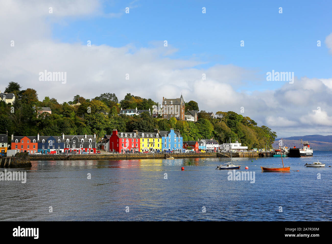 Colourful houses by the harbour and sea at Tobermory, Isle of Mull in ...
