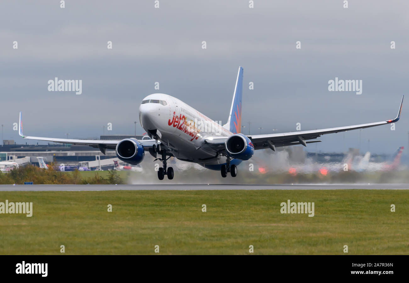 Transportation manchester airport jet2 jet 2 hi-res stock photography ...