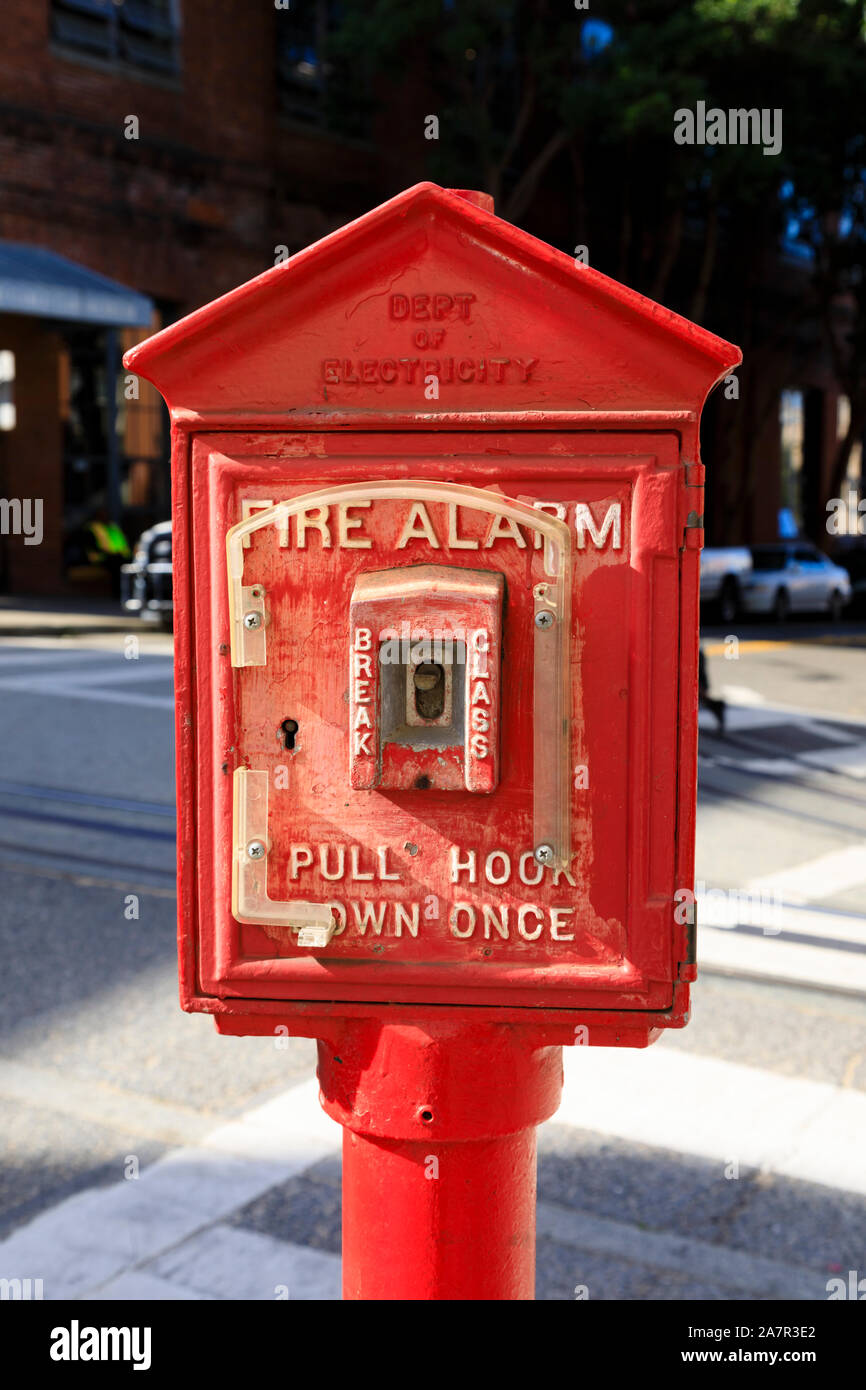 Red fire alarm box hi-res stock photography and images - Alamy