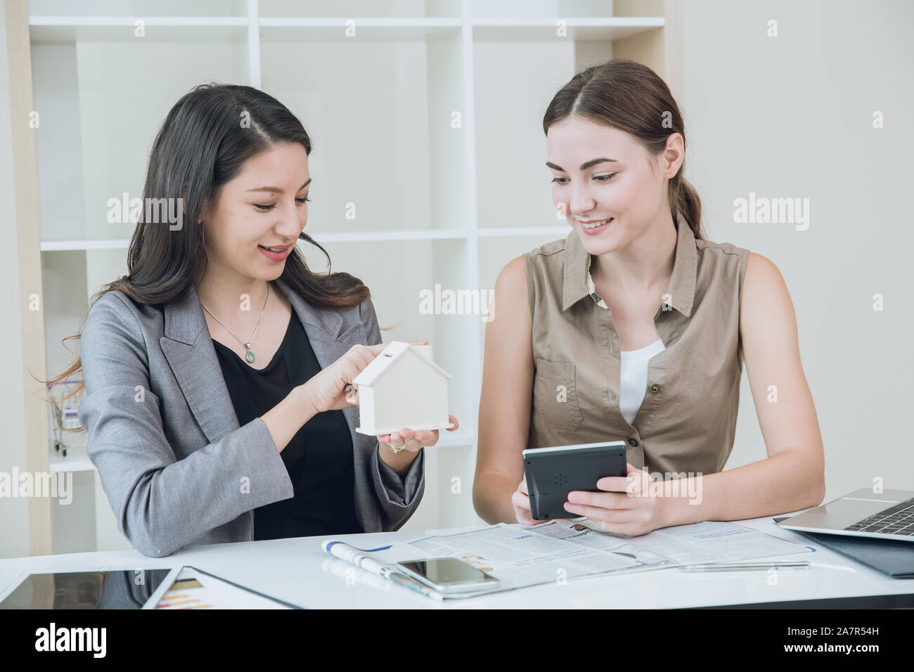 Calculation agent hi-res stock photography and images - Alamy