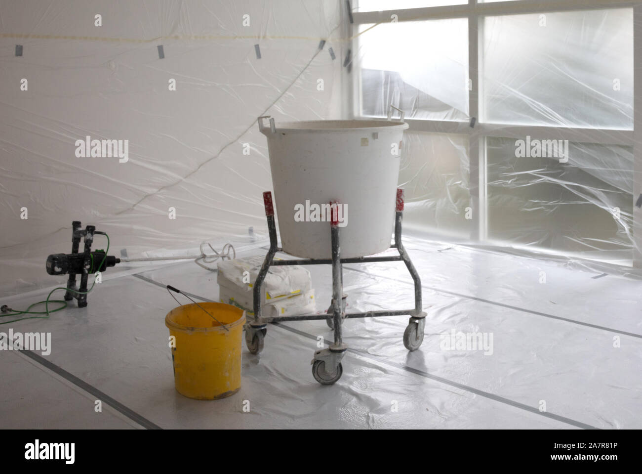 Plastic construction bucket cement hi-res stock photography and images ...