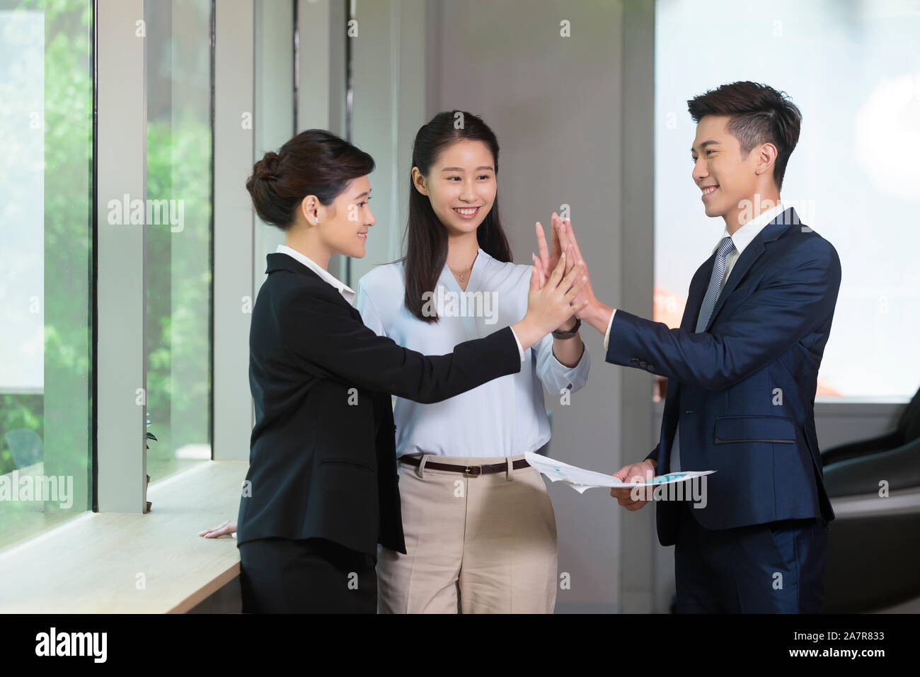Office high five hi-res stock photography and images - Alamy