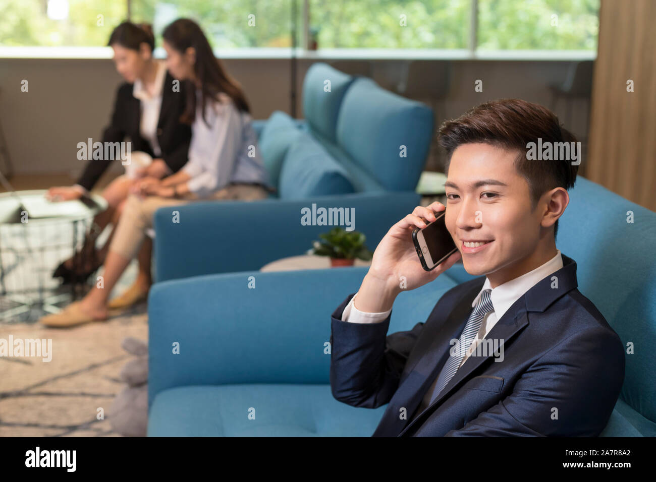 Two people talking sofa hi-res stock photography and images - Alamy