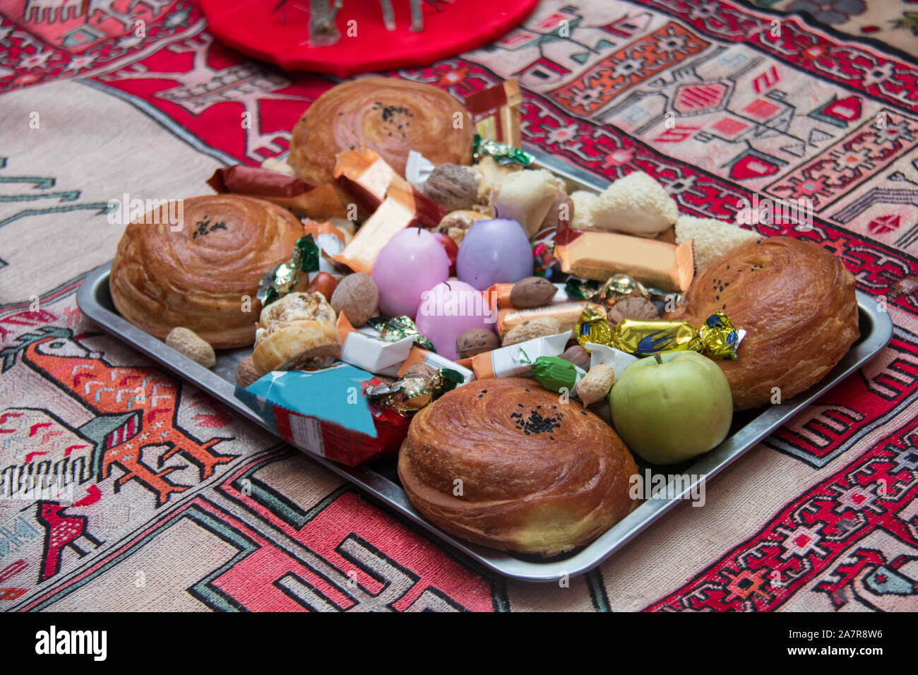 Candle . khoncha . In hell, hazelnuts, gooseberries. Cooking qogals ...