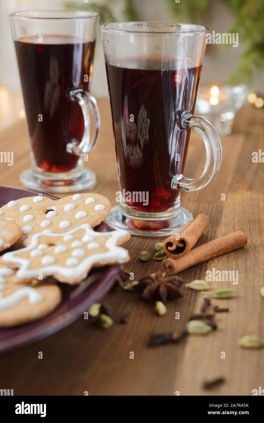 Mulled wine with spices and gingerbread on a Christmas table Stock ...