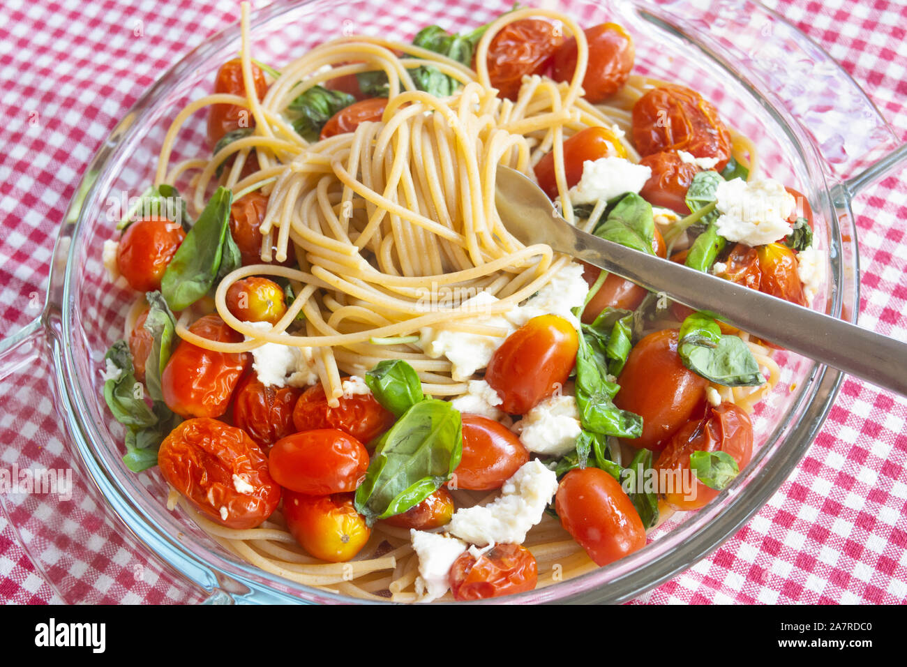 spaghetti alla crudaiola with cherry tomatoes basil and mozzarella ...