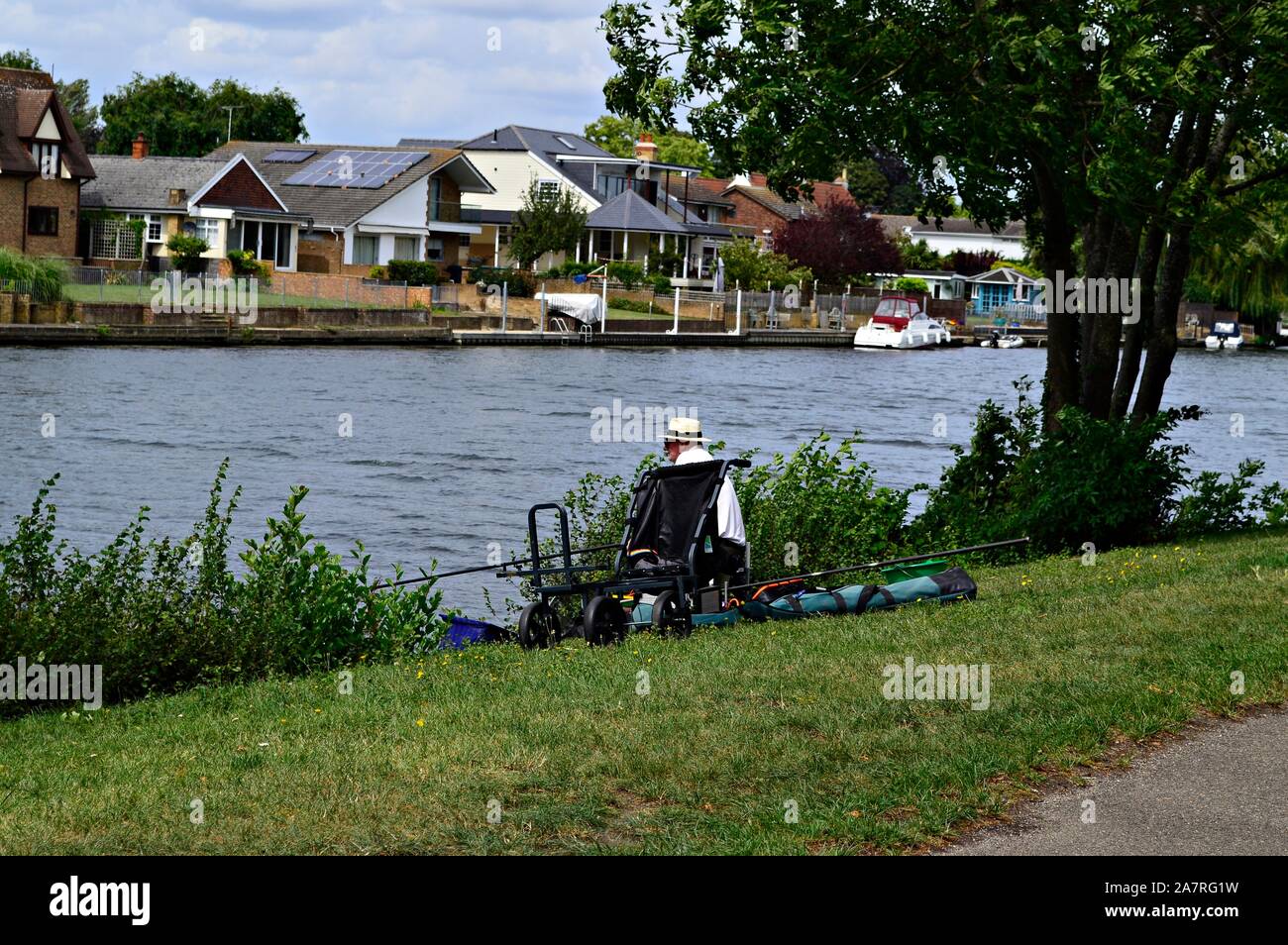 Fisherman river thames hi-res stock photography and images - Alamy