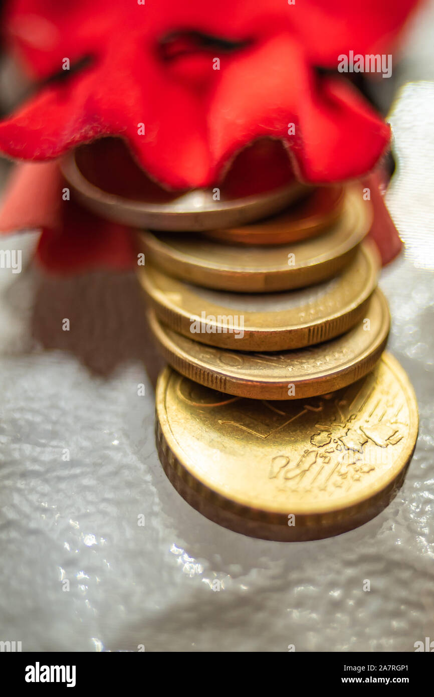 Pile gold coin flat hi-res stock photography and images - Alamy
