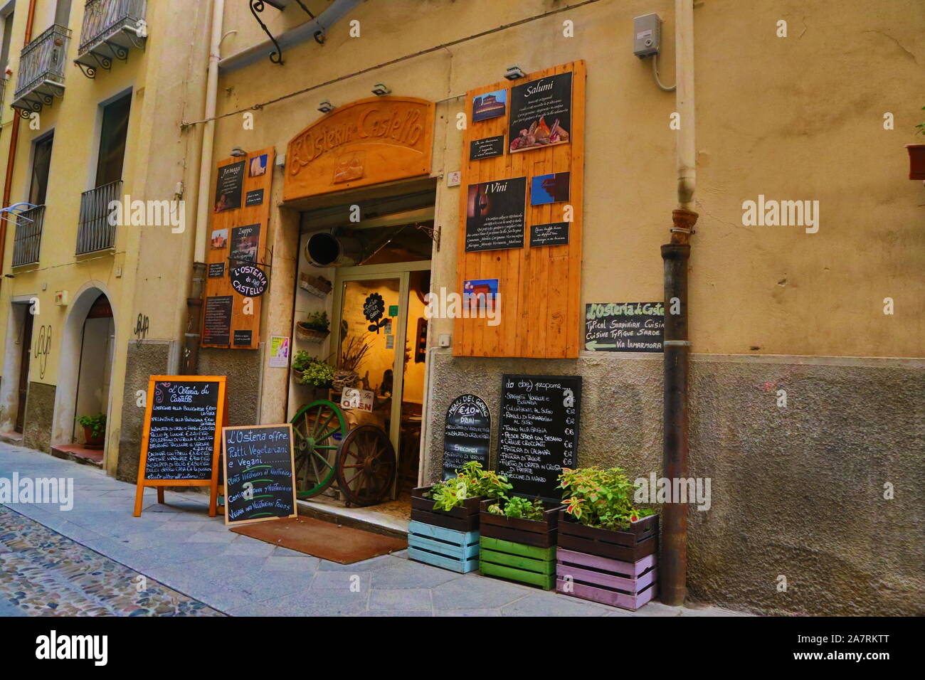Old fashioned shop front hi-res stock photography and images - Alamy
