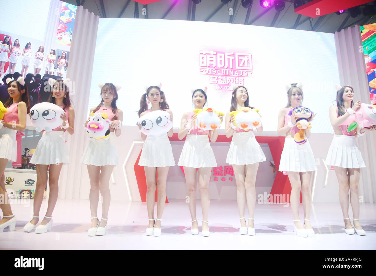 Chinese showgirls pose during the 17th China Digital Entertainment Expo ...