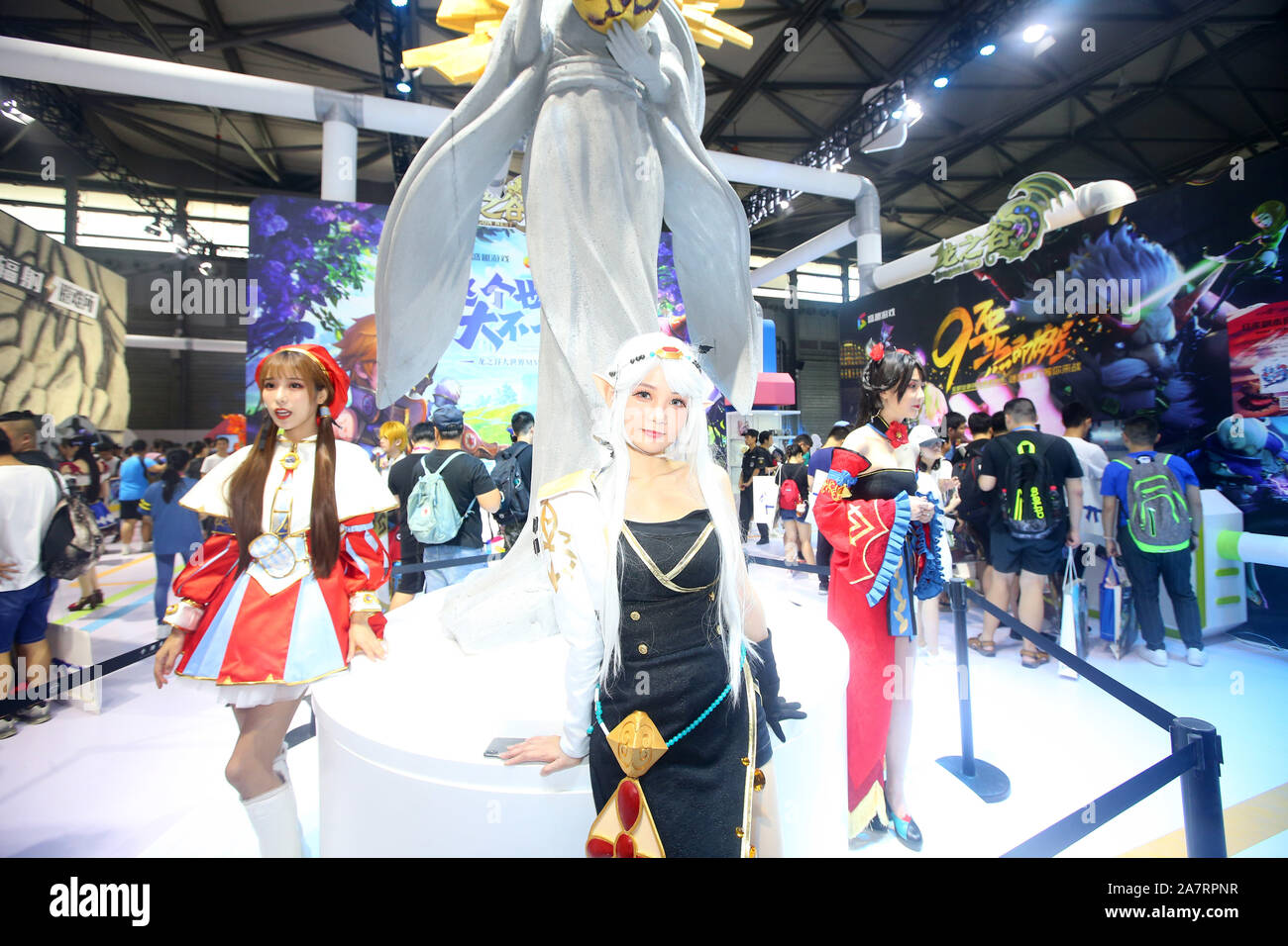 Chinese showgirls pose during the 17th China Digital Entertainment Expo ...